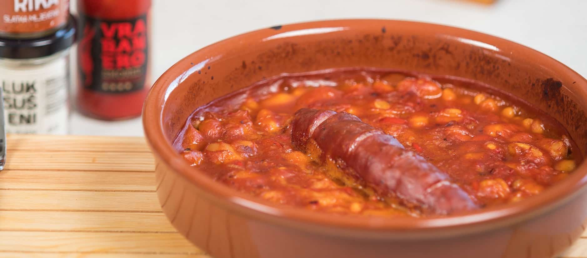 Originalni makedonski recept za gravče na tavče s kobasicama